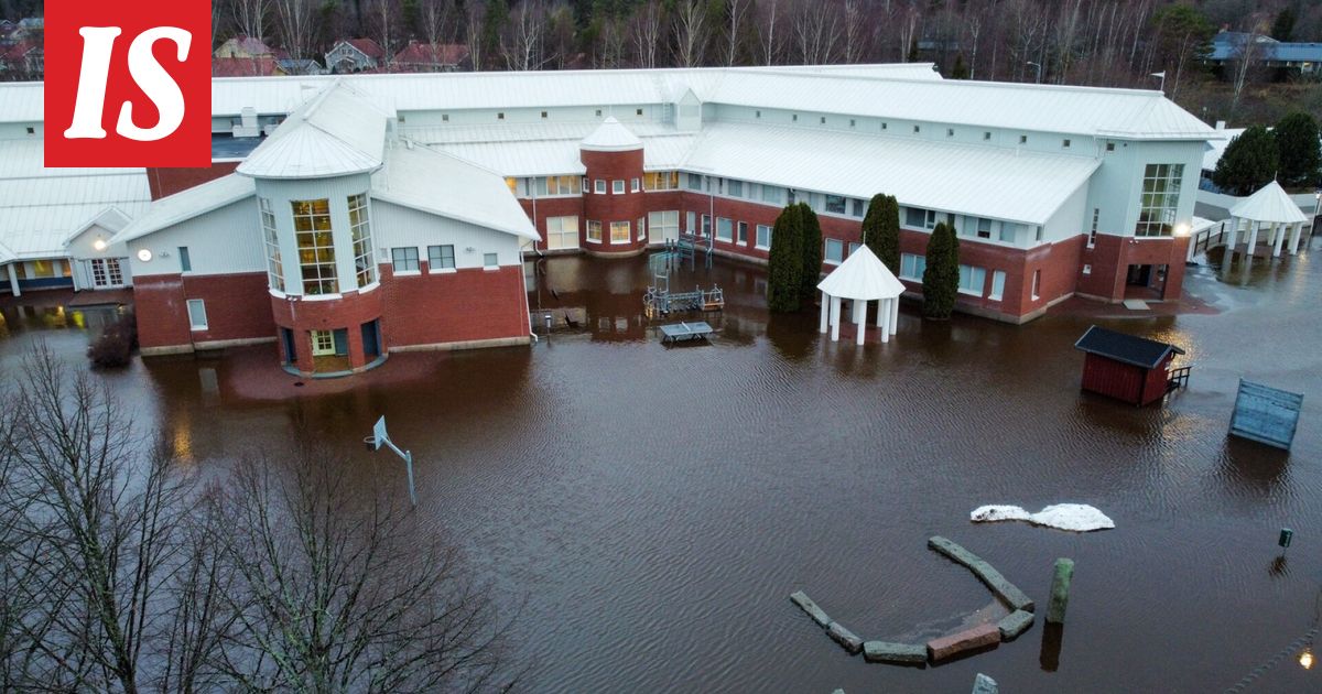 Tulva ympäröi Raumanmeren koulun – ”Koulun piha on järvenä” - Ilta-Sanomat