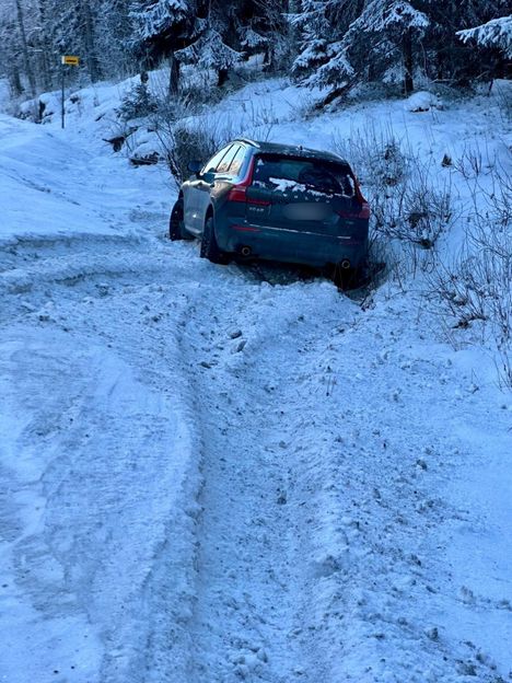 Auto suistui ojaan Valkeakosken Säkkisaaressa - Valkeakosken Sanomat