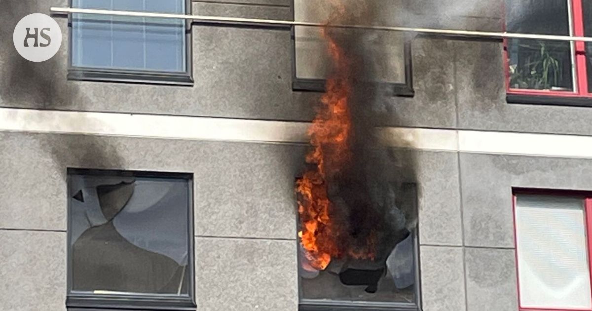 Kerrostaloasunnossa syttyi tulipalo: liekit löivät ikkunasta, asukkaita evakuoitiin | HS.fi