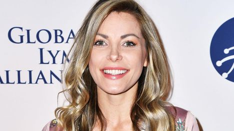 Hugh Hefnerin leski Crystal, 33, varoittaa plastiikkakirurgian ...