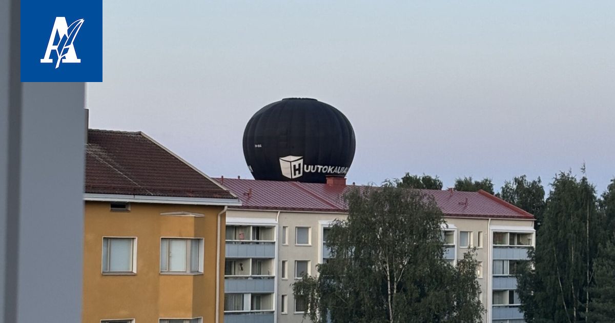 Kuuma­ilma­pallo lensi kerros­talojen parvekkeiden korkeudella ...