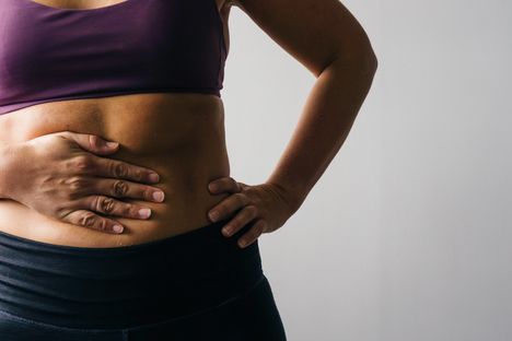 Vatsan sisään vetäminen voi aiheuttaa vaivoja eri puolille kehoa ...