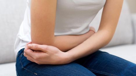 Miksi vatsa turpoaa? Sisätautilääkäri kertoo, milloin vatsakipuisen ...