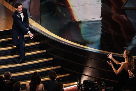 Oscar-voittaja Adrien Brody herätti kohua purkkatempauksella - Ilta-Sanomat