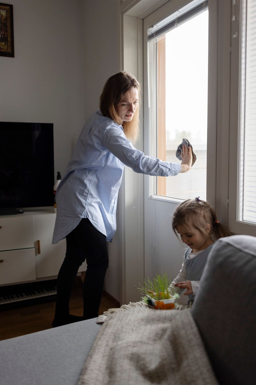 Oksana Dorosh siivoaa valmiiksi puhdasta kotiaan Espoossa syvissä ...