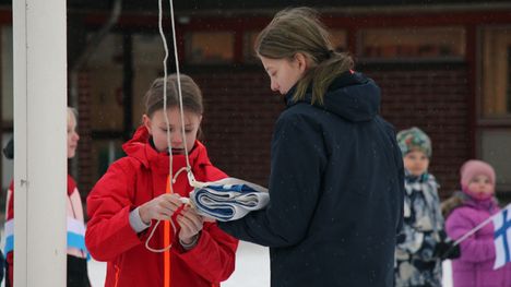 Itsenäisyysjuhla ulkosalla – Lippu nousi salkoon, kuoro lauloi ja puhe ...
