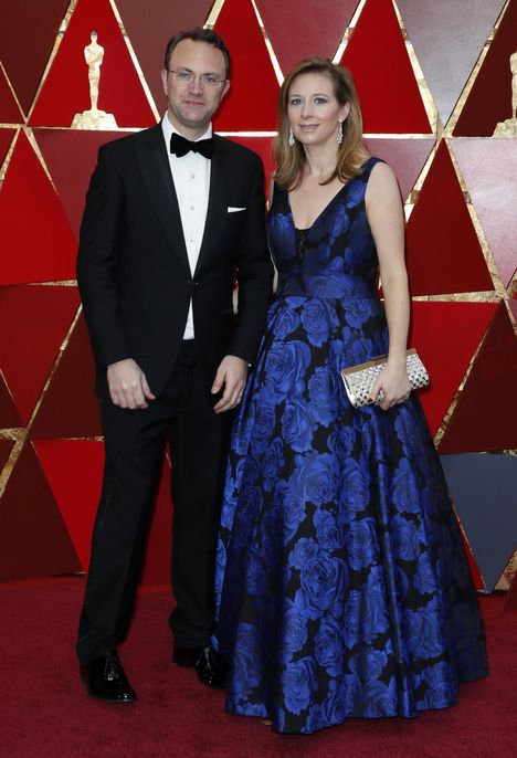 Syvään uurrettuja kaula-aukkoja, näyttäviä halkioita ja värien kirjoa ...