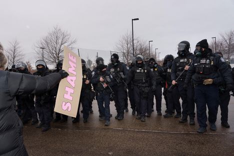 Trump määräsi Minnesotan kuvernöörin tutkittavaksi, tuomari rajoitti ...