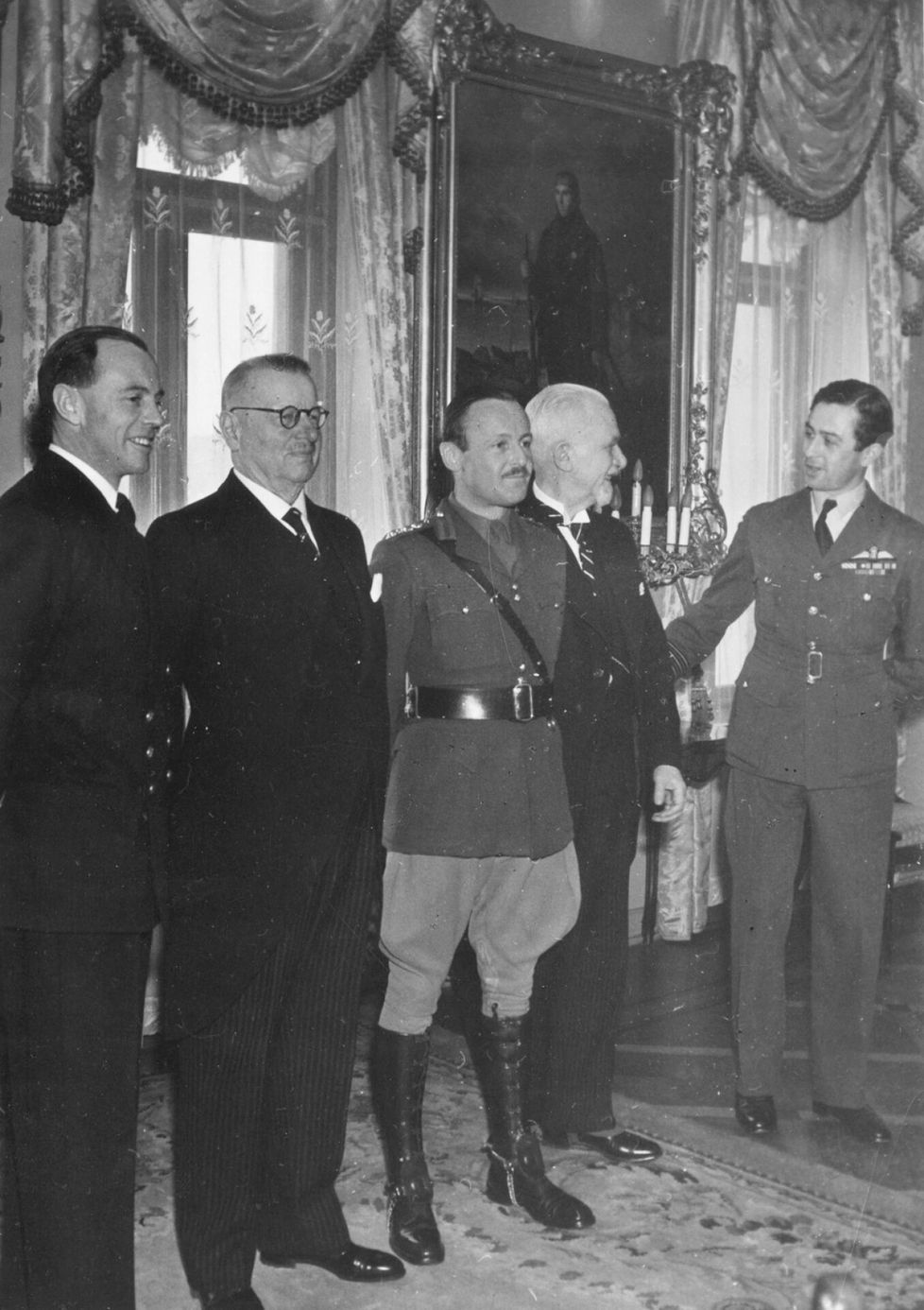 Brittien valvontakomissio toimi ahtaassa raossa sodanjälkeisessä ...