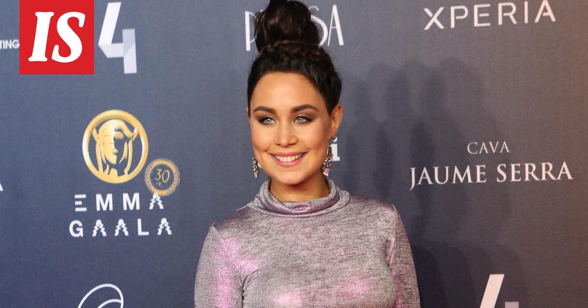 Anna Abreu saapui Emma-gaalaan: Vartaloa nuolevassa iltapuvussa huikea ...