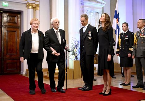Tällaisessa asussa Suzanne Innes-Stubb edusti veteraanien ...