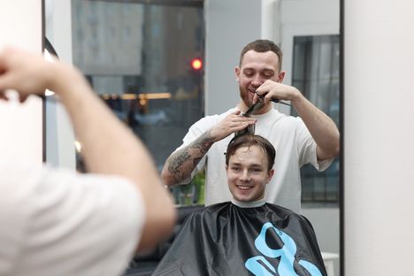Nuoret miehet hullaantuivat hiustenlaitosta – HS vieraili parturissa ...
