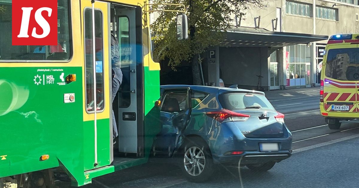 Auto ajoi raitiovaunun eteen Mannerheimintiellä - Ilta-Sanomat