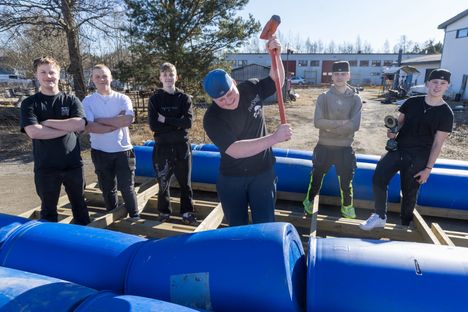 Ysiluokkalaiset rakentavat saunalauttaa Tiktok-inspiraation pohjalta ...