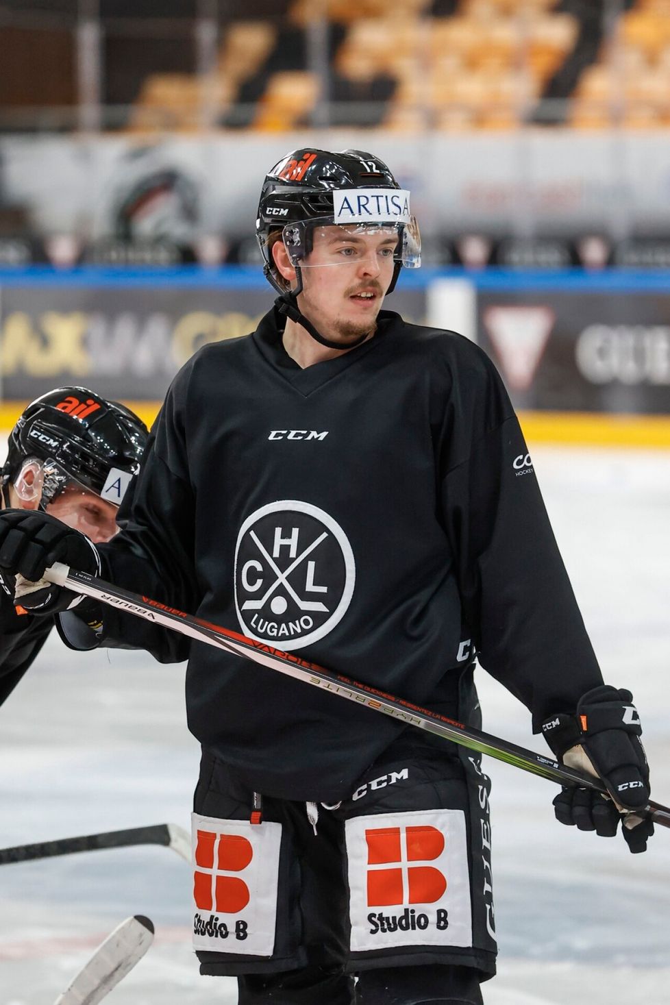 Ville Peltosen pojat Aleksi ja Jesper Peltonen rakentavat kiekkouraansa ...