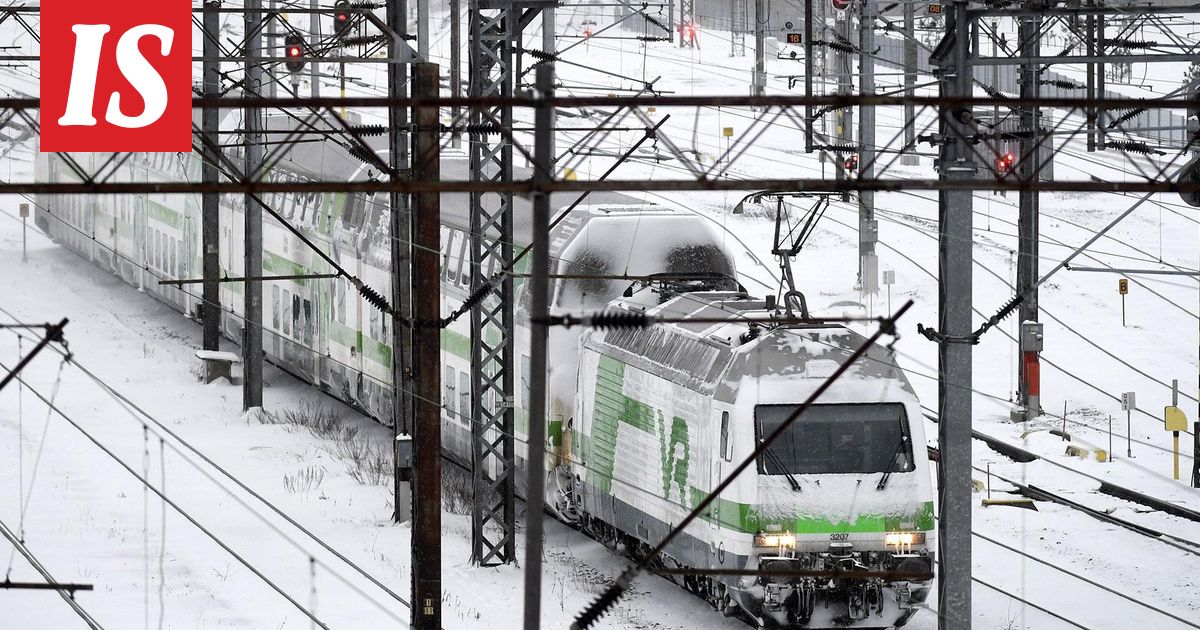 Talvi yllätti VR:n vappuviikolla – veturi jäi lumeen ilman sähköjä ...