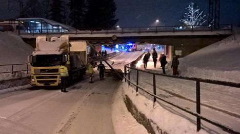Kuva: Kuorma-auto törmäsi alikulkuun Kauniaisissa – katto kuoriutui ...