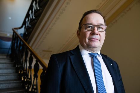Noin puolet voimavaroista menee terrorismin torjuntaan, sanoo Supon päällikkö Antti Pelttari. Kuva on Supon nykyisen päämajan portaikosta Ratakadulta.