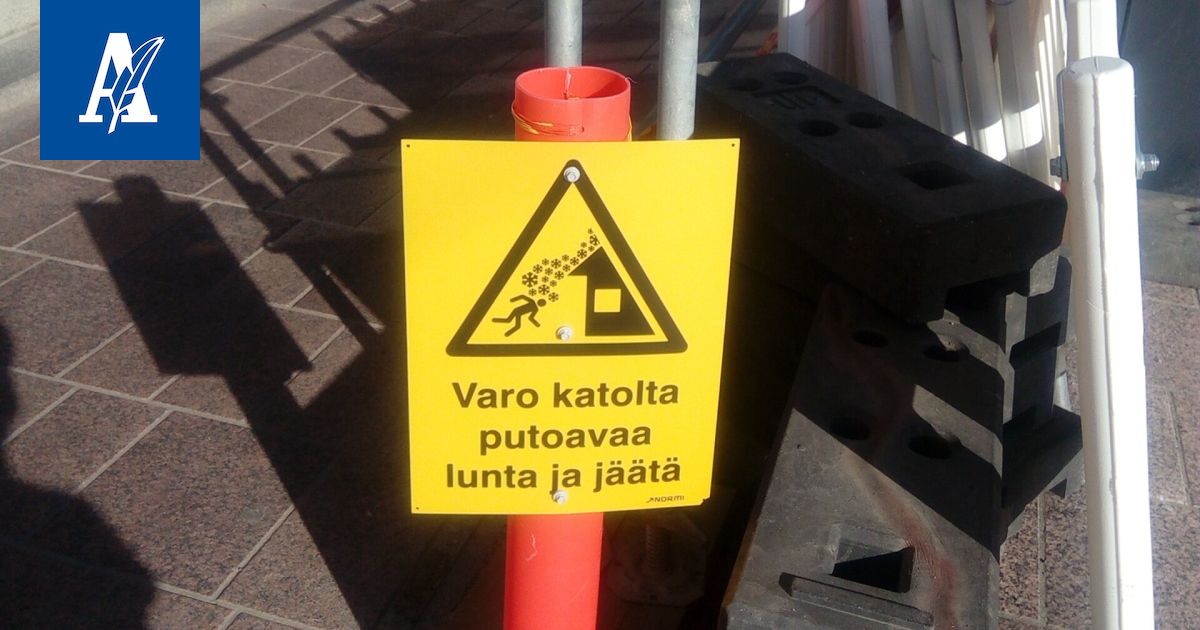 Hämmentävä kyltti varoittaa putoavasta lumesta Tampereen keskustassa ...