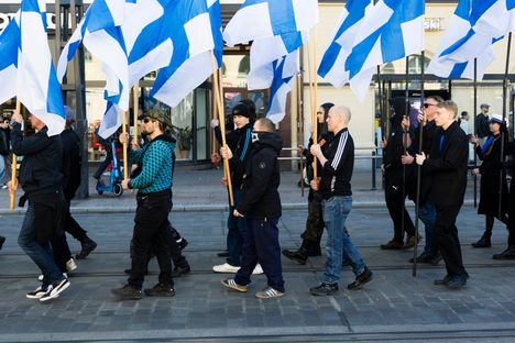 Sinimustan kulkueen osallistujien epäillään pahoinpidelleen ...