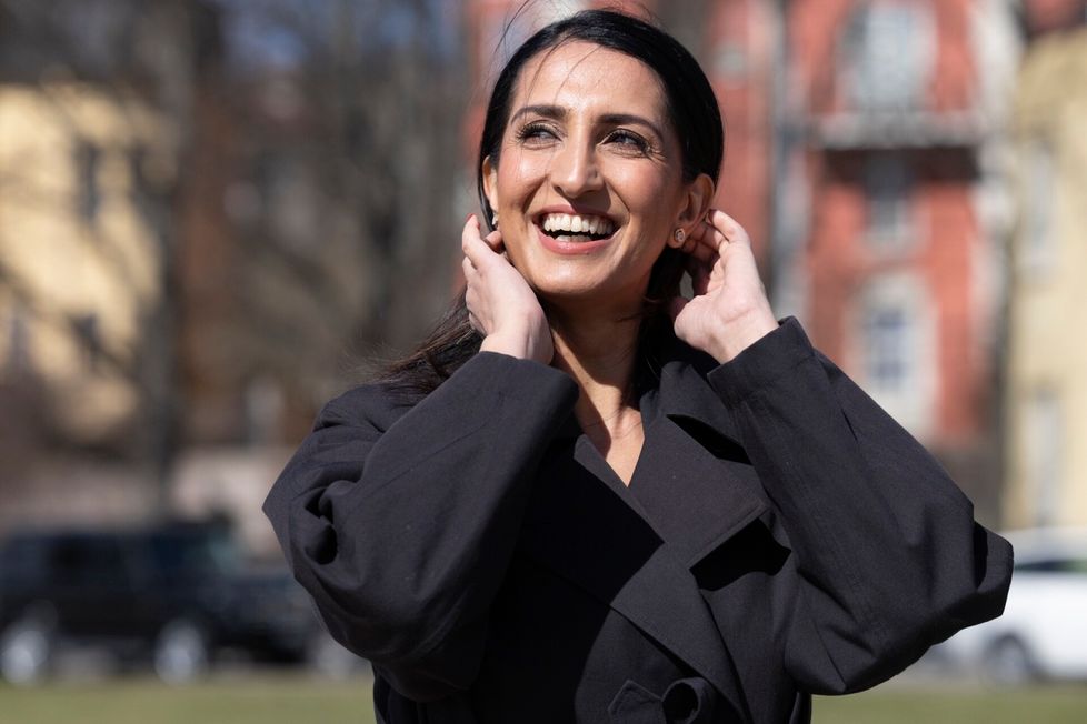 Demaripomo Nasima Razmyar lyö tiskiin Sdp:n ensimmäisen ison ja ...