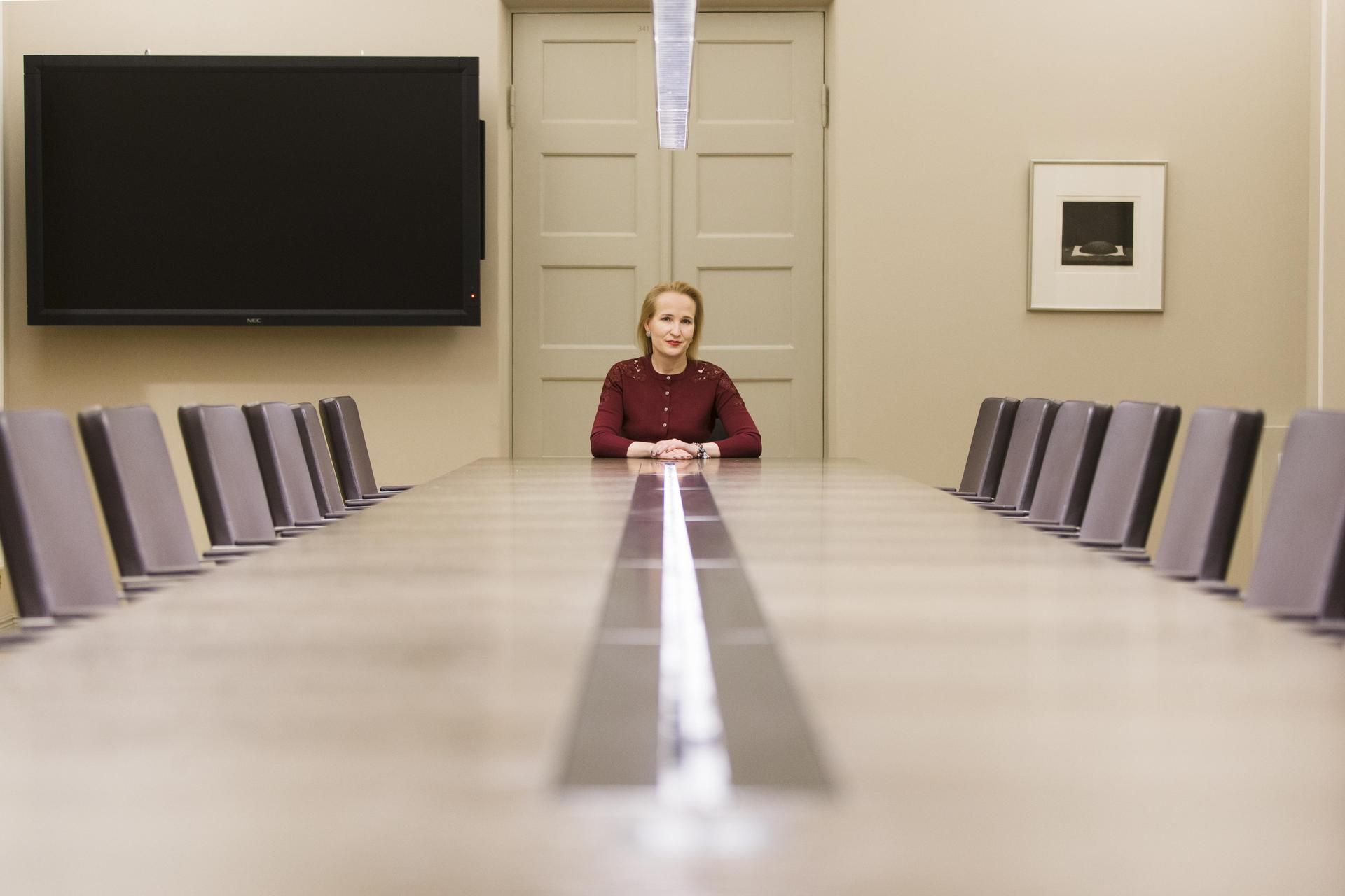 Minna Helle ratkoo Suomen pahimpia riitoja, mutta haluaa vieraistaan ...