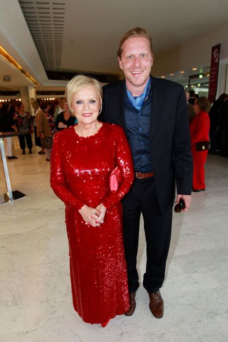 Kirja: Katri Helena paljastaa yksityiskohtaisesti, miten suhde Tommi ...