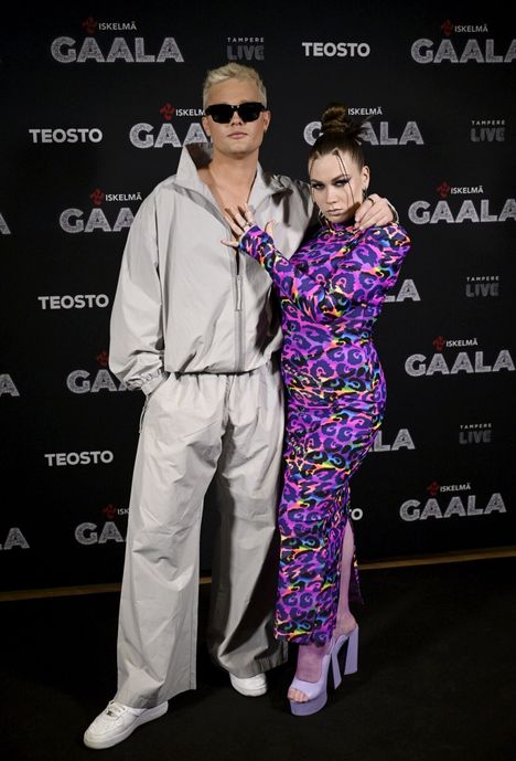 Kuvakooste Iskelmä-gaalan punaiselta matolta - Ilta-Sanomat