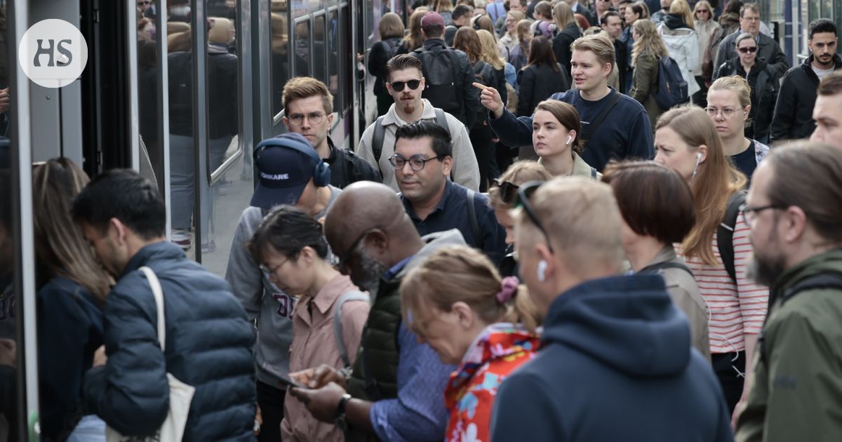 Ihmiset yrittivät mahtua U-junaan tiistaiaamuna | HS.fi