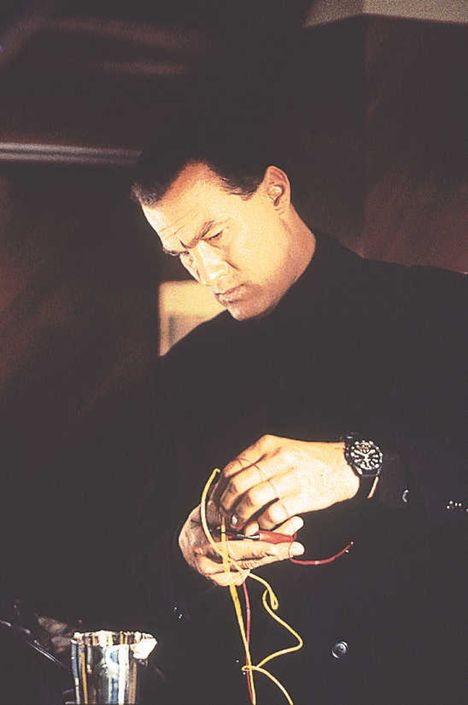 Kim Basinger ja Rowan Atkinson Bond-elokuvassa - Ilta-Sanomat