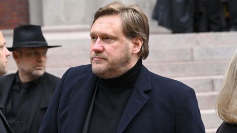 Näin kyynelehtivä Samuli Edelmann kommentoi Vesa-Matti Loirin tunteikkaita hautajaisia Ilta ...