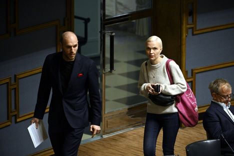 Linnan juhlat 2024: Minja Koskela ja Timo Furuholm saapuivat yhdessä ...