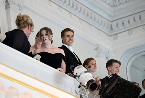 Presidenttiparin lapset seuraavat Linnan juhlia yllättävästä paikasta ...