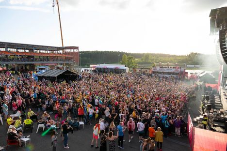 Tomi Autere laskeutui helikopterilla Himoksen festarialueelle – joutui ...
