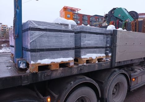 Poliisi pysäytti kuorma-auton hengenvaarallisessa lastissa ...