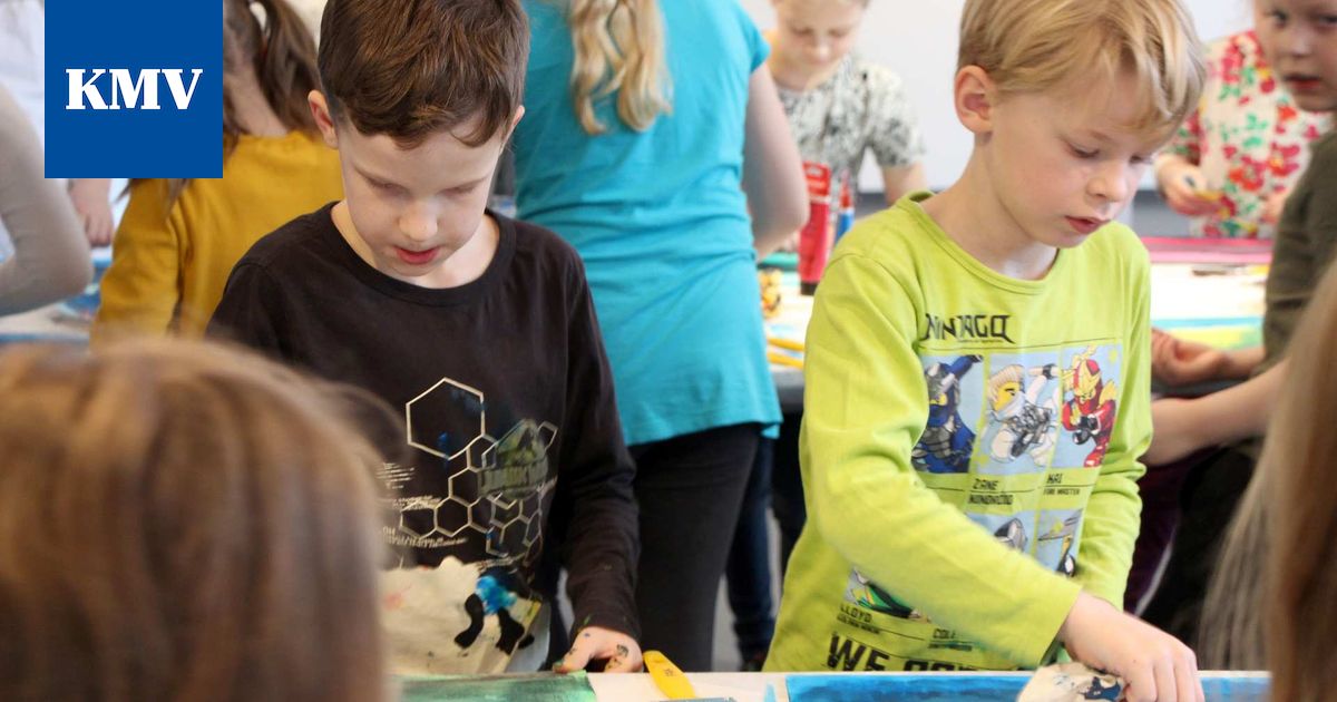 Lapset maalasivat lakanan palalla maisemia työpajassa - KMV-lehti