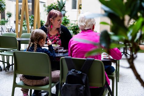 Rakastettu Café Esplanad palasi Helsingin katukuvaan | HS.fi