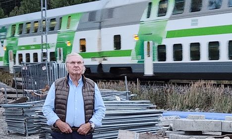 Helge Henriksson pelkää junaradan sortuvan Kirkkonummen Överbyssä | HS.fi