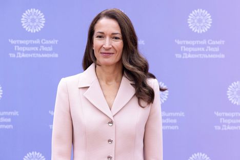 Suzanne Innes-Stubb saapui Kiovaan – häikäisee suomalaismerkin ...