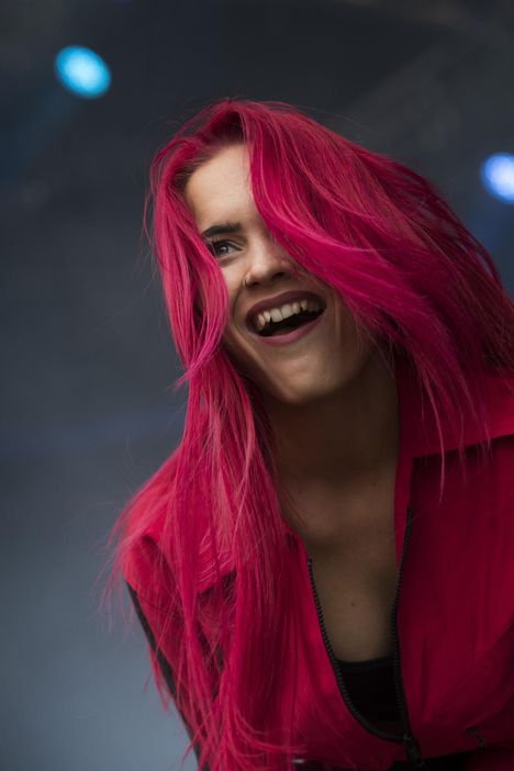 Huippusuosittu Sanni paljastaa kärsivänsä yksinäisyydestä: ”Koko ajan ...