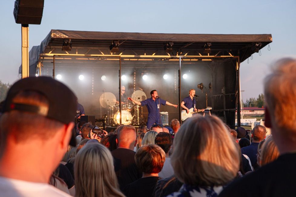 KUUMAA esiintyi Porin raviradalla - Katso kuvat ravikisojen ...