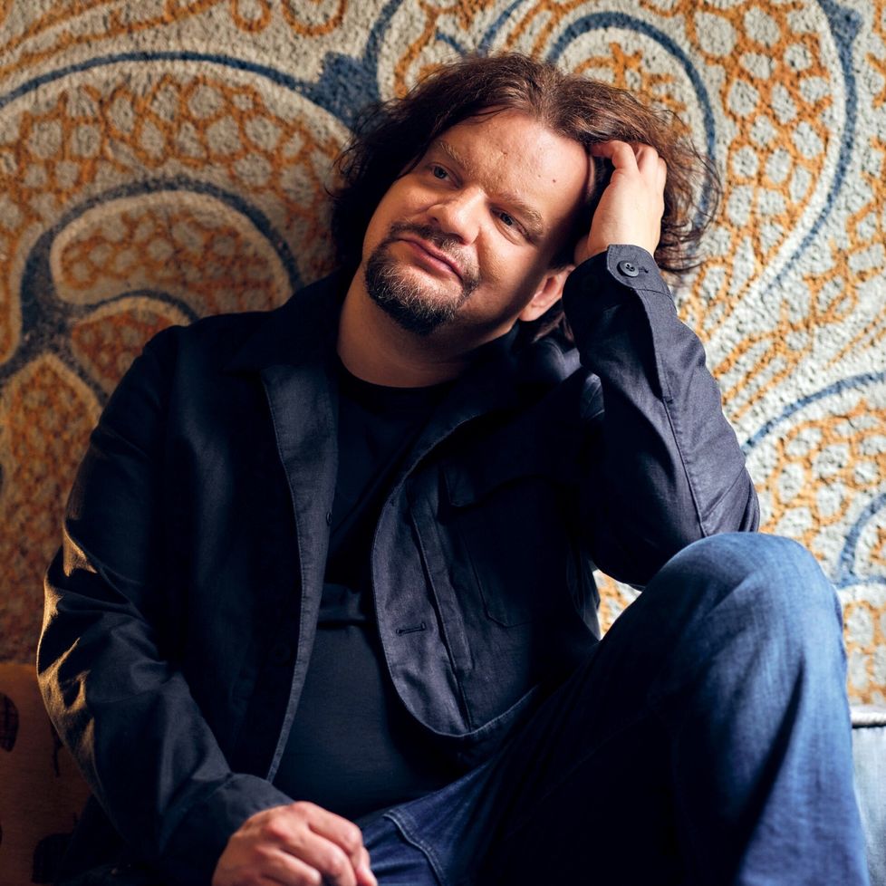 Ismo Leikola – Maailman hauskin ulkopuolinen -elokuvassa puhutaan Ismo ...