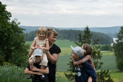 Laura Jaskara rakastui maatilan poikaan teinibileissä – Nyt hän ...