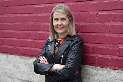 Ohjaaja Alli Haapasalon Tytöt tytöt tytöt -elokuva pokkasi yleisöpalkinnon Yhdysvalloissa Sundancen elokuvajuhlilla. Elokuvaa kehuttiin raikkaaksi ja omaperäiseksi. Kuvassa Haapasalo Helsingissä kesäkuussa 2020. 