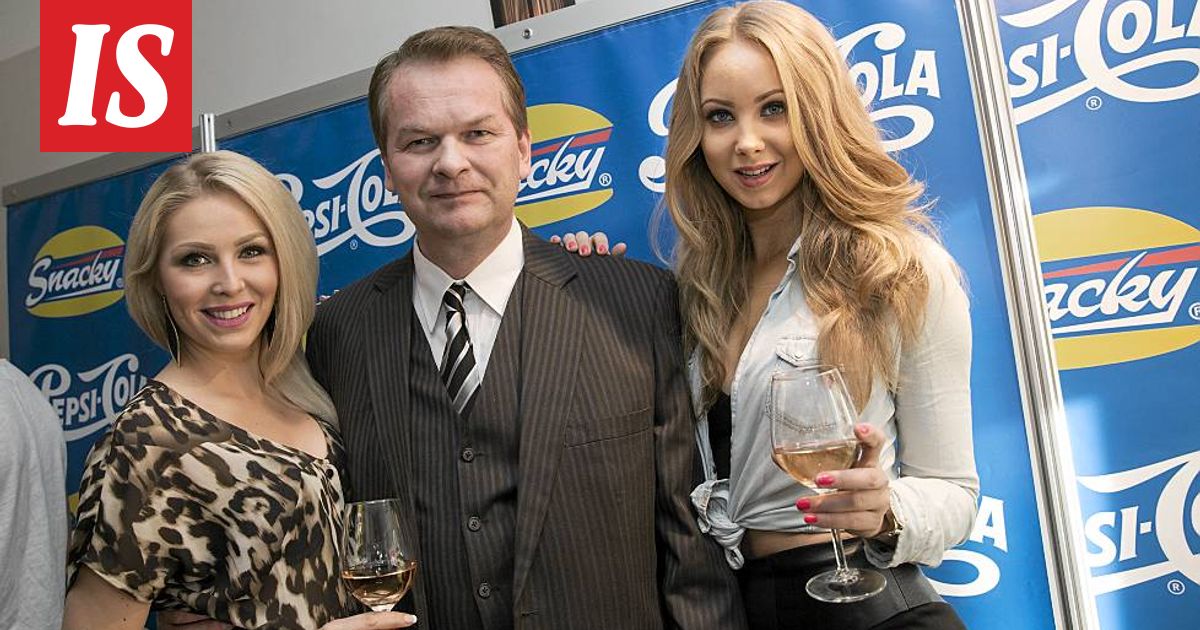 Laura Ahola syöttää hevosta paljailta rinnoiltaan - Ilta-Sanomat