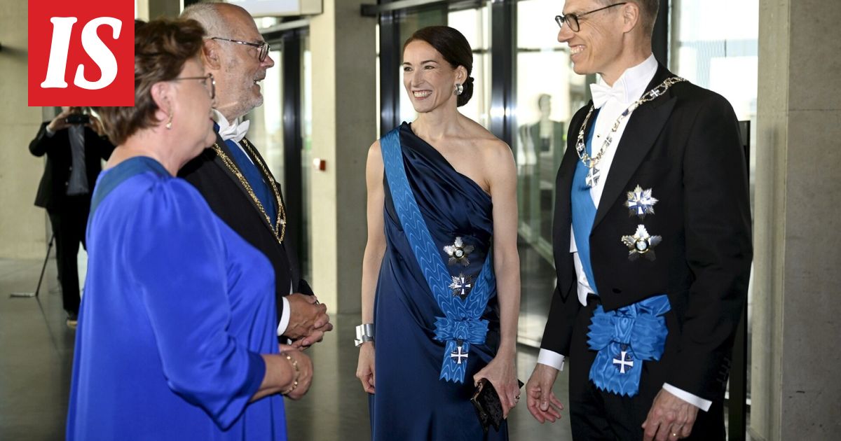 Suzanne Innes-Stubb edustaa tummansinisessä leningissä - Ilta-Sanomat