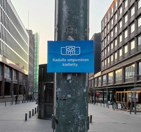 Bar Ihkun eteen ilmestyi erikoinen kyltti Helsingissä - Ilta-Sanomat