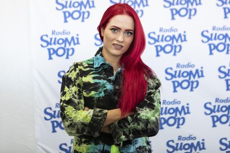 Huippusuosittu Sanni paljastaa kärsivänsä yksinäisyydestä: ”Koko ajan ...