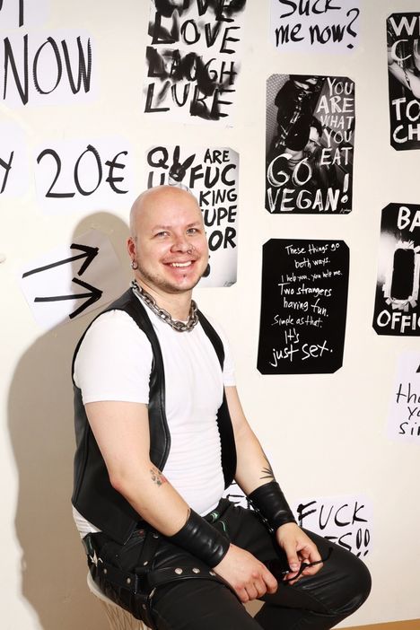 Fetissivalokuvaaja Peter Juhan kuvaa miehiä niin, ettei se aina miellytä muita: ”Mitä rajumpaa ...