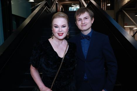 Helena Lindgren poseeraa harvinaisessa yhteiskuvassa pojanpoikansa ...